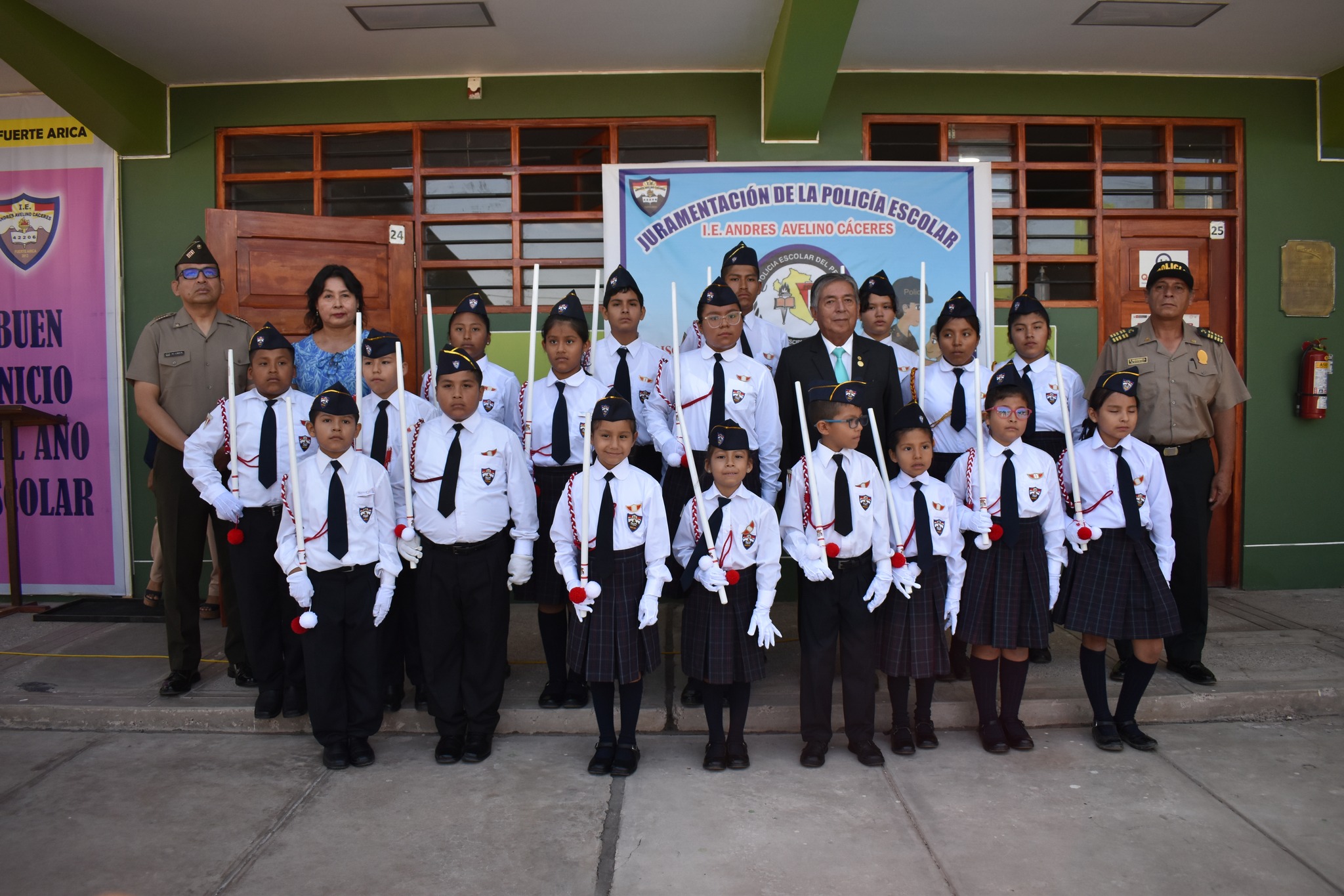 Juramentación de Policías Escolares en la I.E. Andrés Avelino Cáceres del Fuerte Arica ...